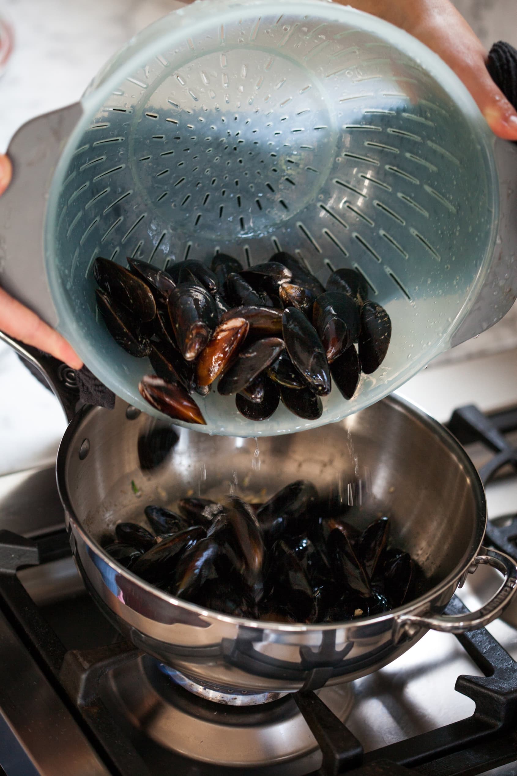 How To Cook Mussels On The Stovetop