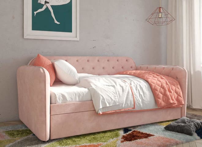 This Pink Velvet Daybed Has a Secret: It’s Also a Trundle Bed – Sofia ...
