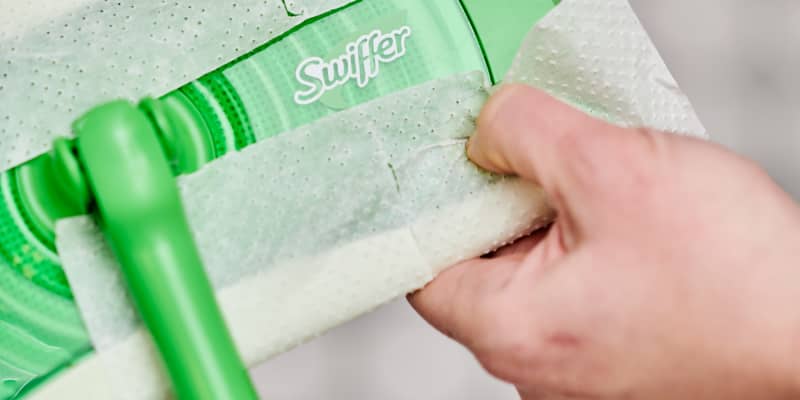 how does a swiffer sweeper work