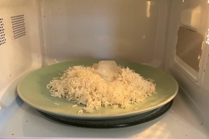 How to Reheat Rice in the Microwave With an Ice Cube - TikTok | Cubby
