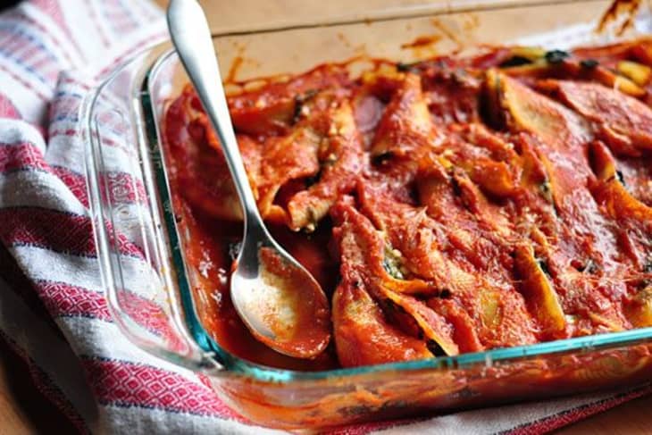 Serving Others: Do You Cook for Your Neighbors? | The Kitchn