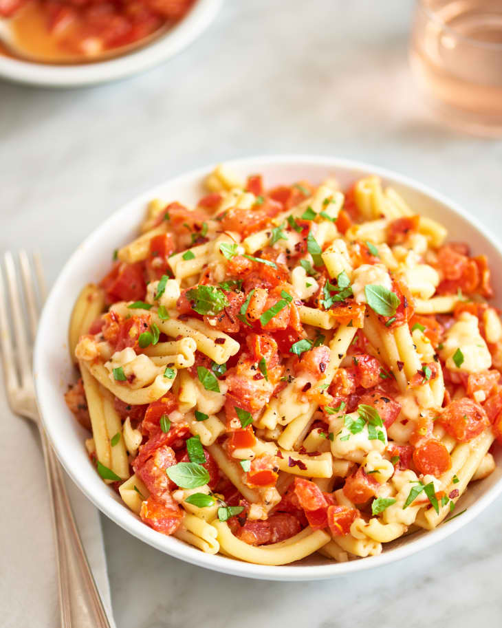 Pro Home Cooks on the Best Way to Eat a Ripe Tomato | The Kitchn