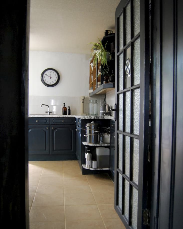 3 Simple DIYs Gave This London Kitchen Instant Luxury Vibes | The Kitchn