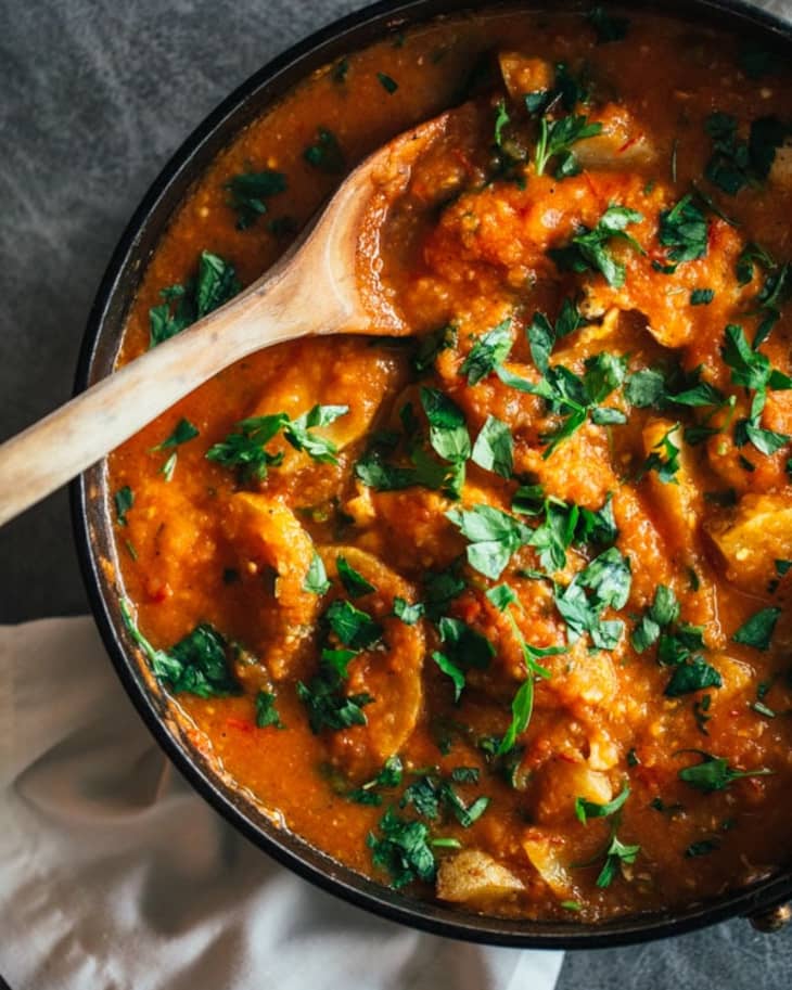 One Pot Spanish Chicken and Potatoes - Pinch of Yum | The Kitchn