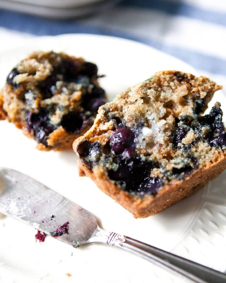 No More Soggy-Bottomed Muffins! Keep Fruits from Sinking With This Tip ...