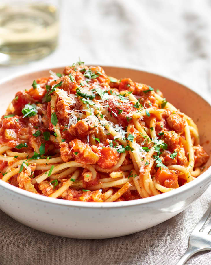 We Can't Decide If This "Scissors Method" for Eating Pasta Is Brilliant ...