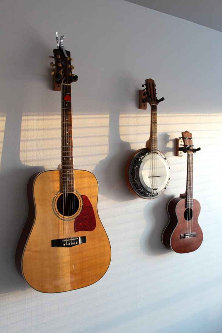 5 Simple Yet Stylish Ways to Display Stringed Instruments | Apartment ...