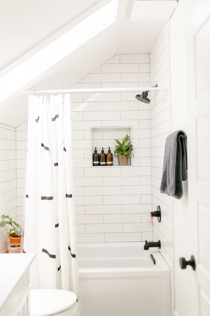 How to Caulk a Bathtub — 8 Easy Steps to Caulk Your Bathtub | Apartment ...