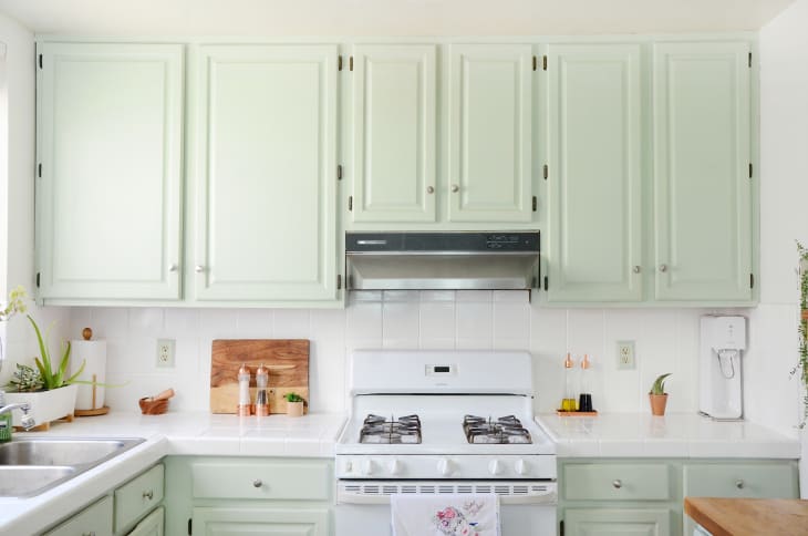 This Hidden Plate Organizer Creates Extra Kitchen Cabinet Space | The ...