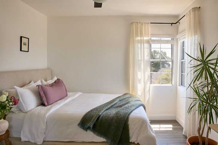 4 Small Bedroom Layout Ideas That Maximize Space & Comfort | Apartment ...