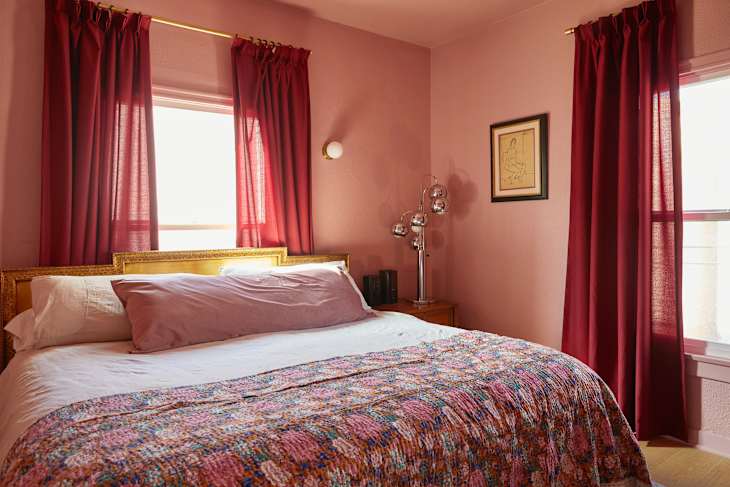 How To Put a Bed in Front of a Window: 15 Gorgeous Examples | Apartment ...