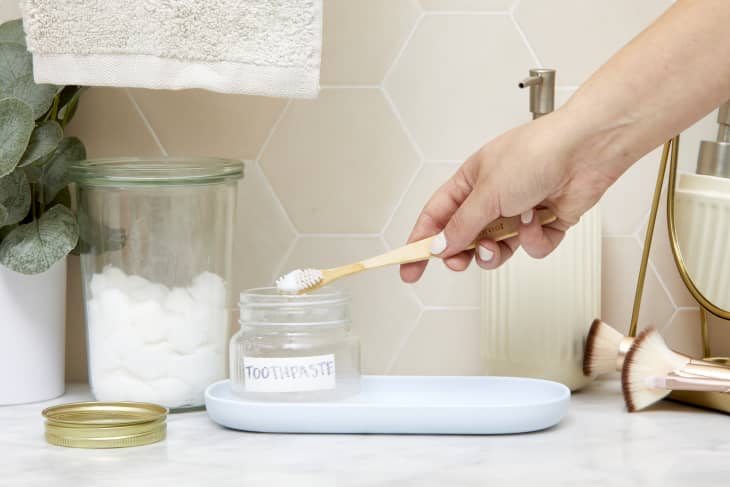 How to Make a DIY Homemade Toothpaste (Only 4 Ingredients) | Apartment ...