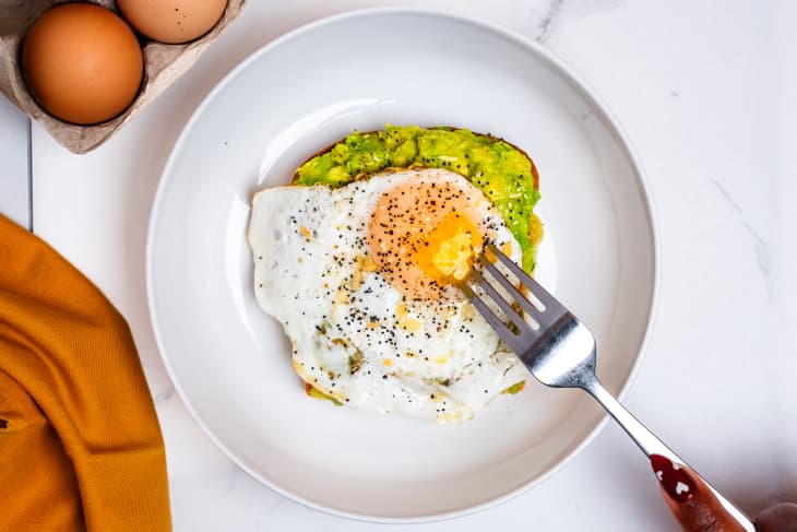 Jennifer Aniston Just Taught Me Her Brilliant Over-Easy Egg Hack | The Kitchn