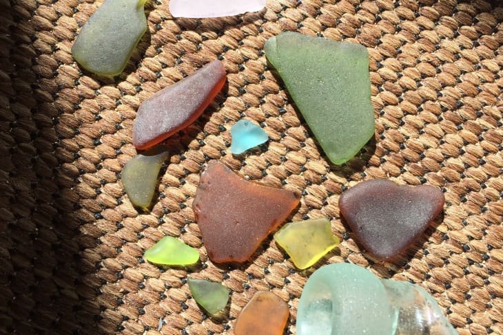 This DIY Seaglass Accent Wall Is So Coastal Grandmother | Apartment Therapy