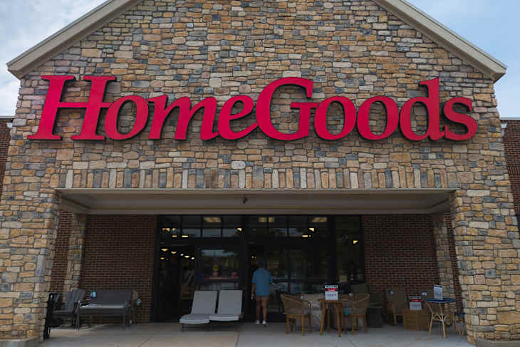 HomeGoods Is Selling a Banker’s Lamp That’s Going Viral | Apartment Therapy