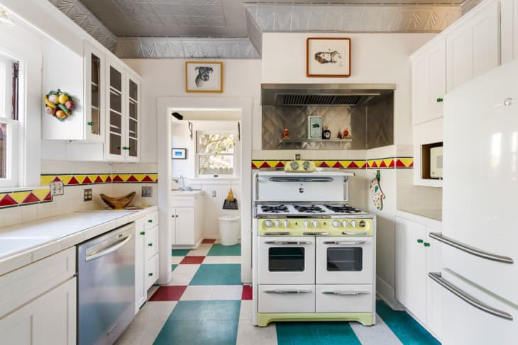 This California Craftsman Home Has the Most Amazing Retro Kitchen ...