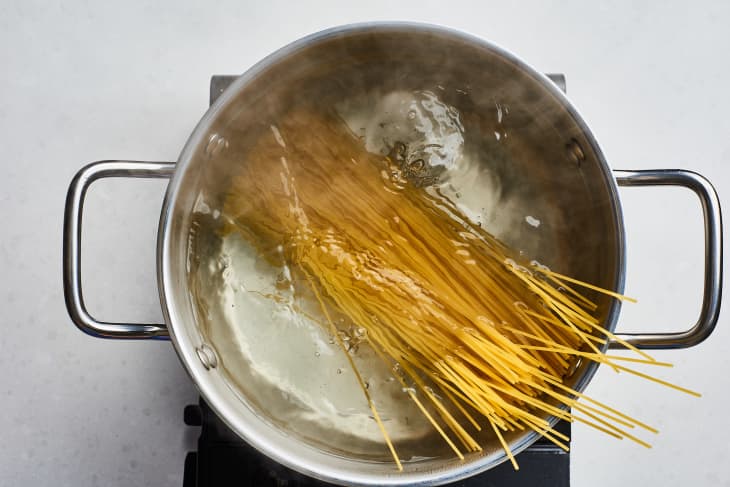 How Do You Drain Your Pasta? Drain, Claw, or Scoop? | The Kitchn