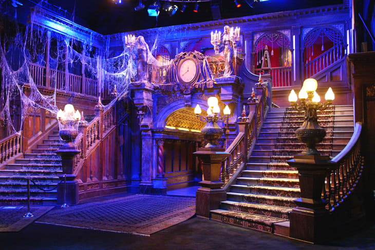 This Disney Fan Converts Their House into the Haunted Mansion Every ...