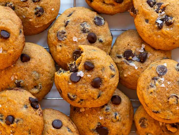 I Made Taylor Swift’s Favorite Pumpkin Chocolate Chip Cookies | The Kitchn