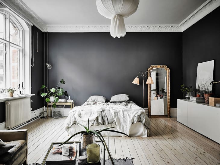 This Small, Dark-Walled Studio Apartment is Proof that Rules are Made ...