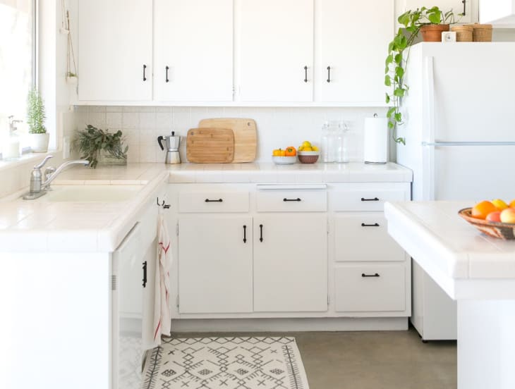 4 Kitchen Flooring Trends on Their Way Out, According to Designers ...