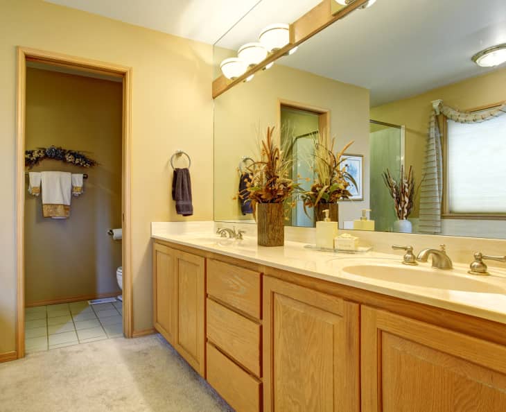 A ’90s Time Capsule Bathroom Has TikTok Reliving the Carpet- and Doily ...