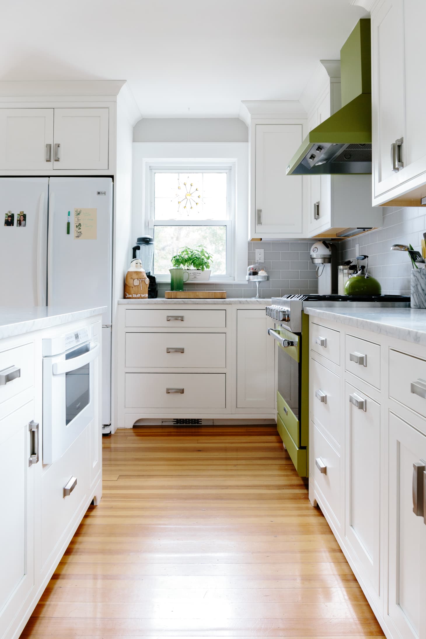 Before and After: A ’90s Colonial Kitchen Gets a Contemporary Spin ...