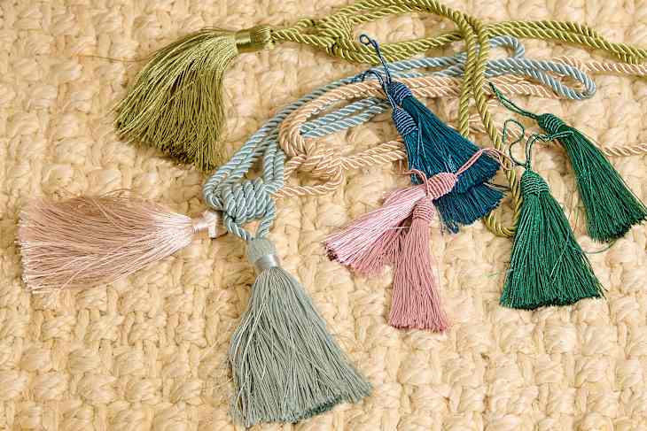 Tassels Are the Holiday Decor Trend Replacing Bows in 2025 | Apartment ...