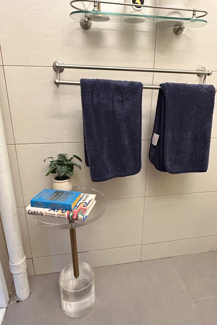 Here’s Why a Side Table Might Be Useful in a Bathroom | Apartment Therapy