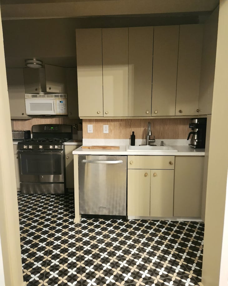 I Love the Pole Wrap Backsplash in This Kitchen Makeover | Apartment ...