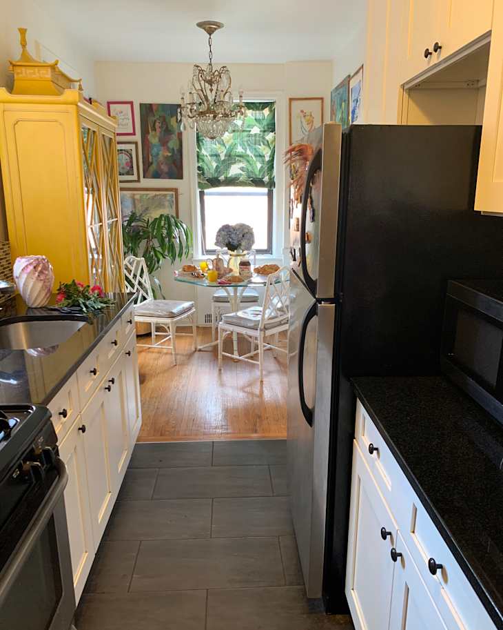 An NYC Kitchen Makeover Follows the “3-4-5” Decorating Method ...