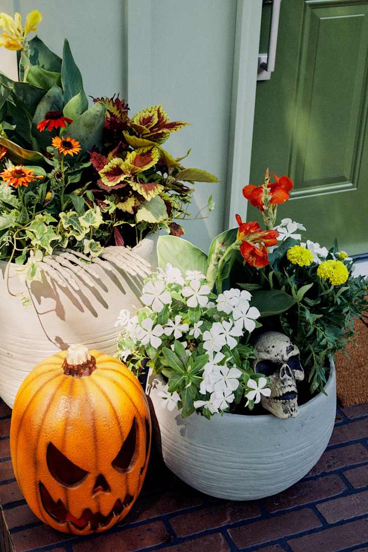 I Tried the “Spill, Fill, Thrill” Method for Filling Fall Planters | Apartment Therapy