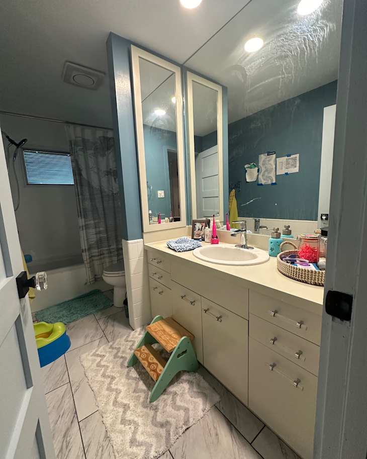 After a Makeover, This Dreary Bathroom Feels 3x as Bright | Apartment ...