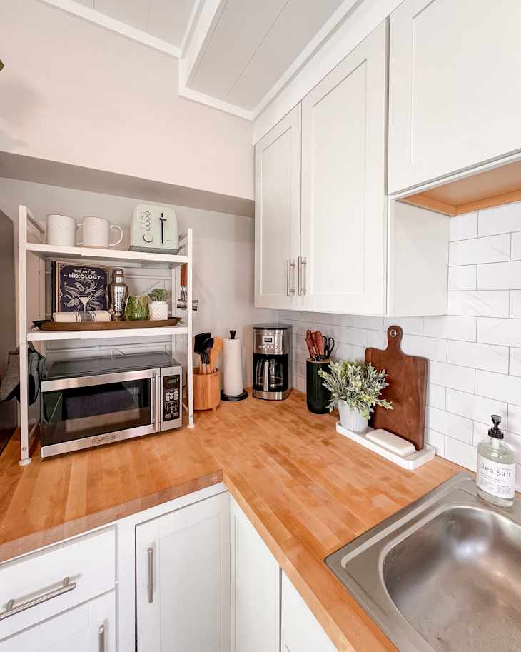 A “Dated and Boring” Kitchen Gets a Budget Beachy Makeover | Apartment ...