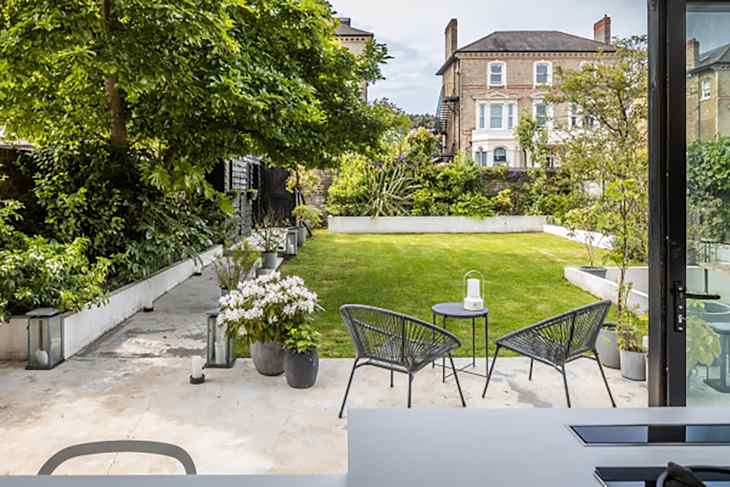 I Transformed My Run-Down Yard to Match My Minimalist Style | Apartment ...
