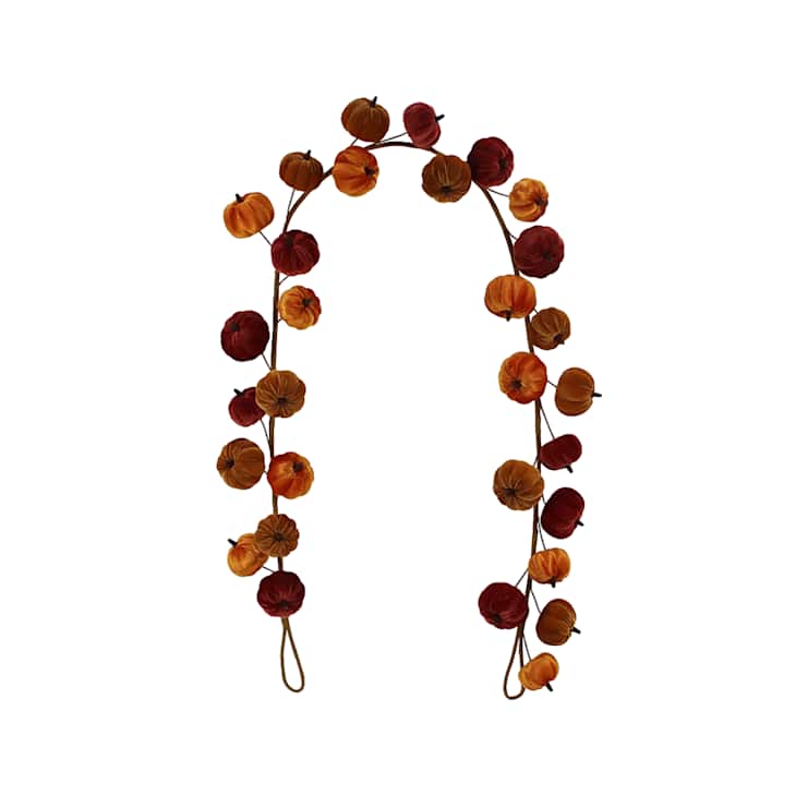 This Easy DIY Pumpkin Garland Is the Coziest Fall Decor | Apartment Therapy