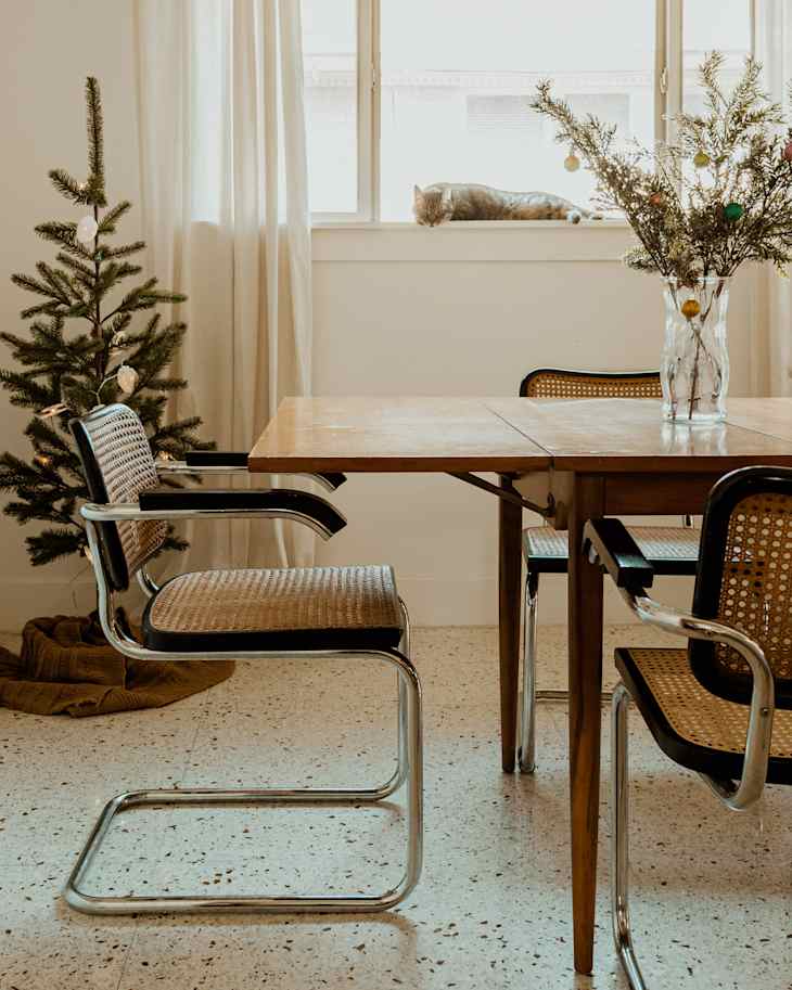 Tour a Mid-Century Modern House Decorated for the Holidays | Apartment ...