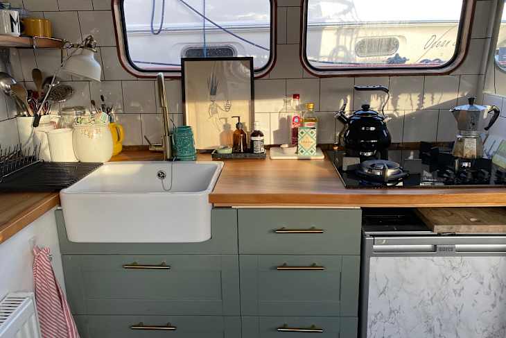 A “Crammed” Houseboat Kitchen Gets a Cozy Makeover | Apartment Therapy