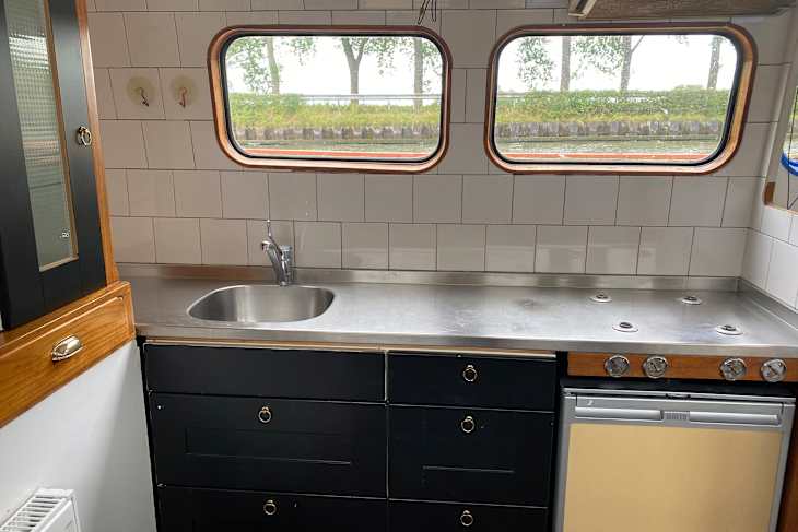 A “Crammed” Houseboat Kitchen Gets a Cozy Makeover | Apartment Therapy