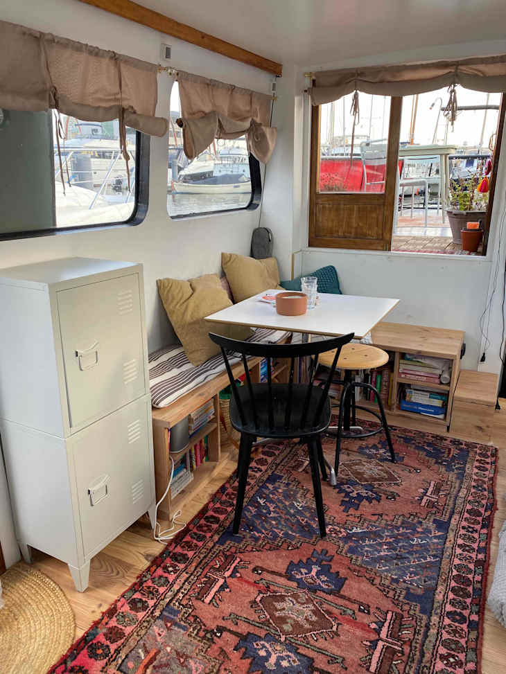 See Inside This Incredibly Cute 215-Square-Foot Houseboat | Apartment ...