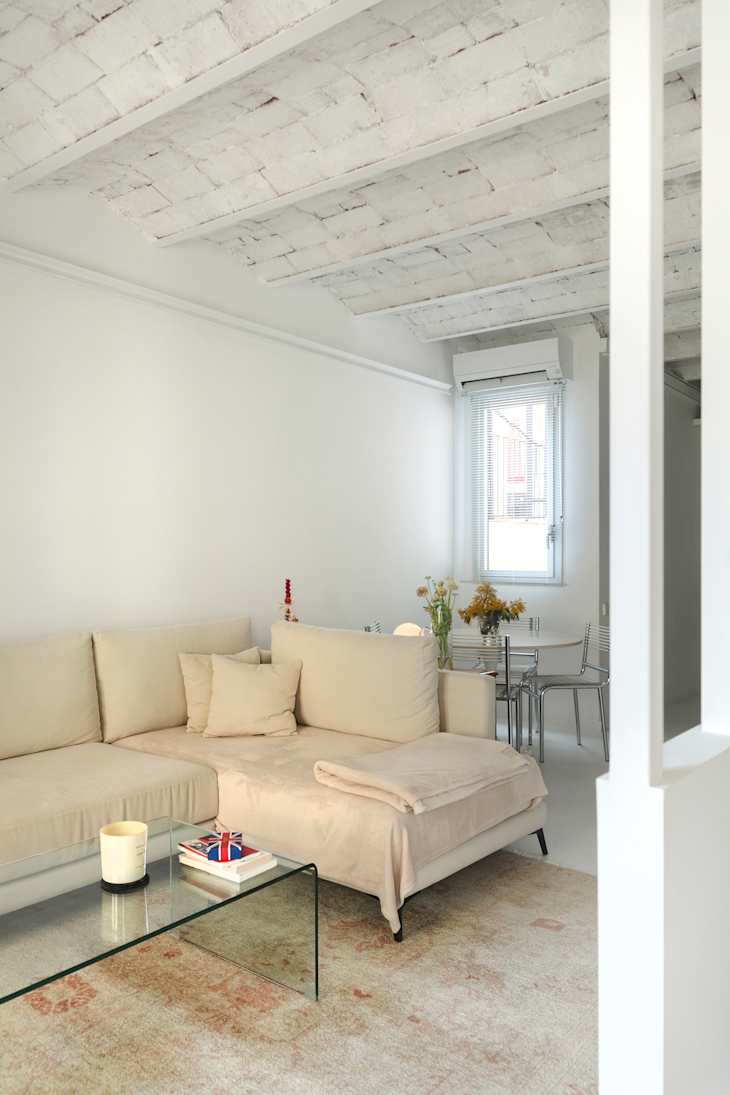 Tour a Small Renovated Spain Apartment with Vaulted Ceiling | Apartment ...