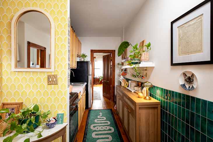 A $750 Kitchen Makeover Keeps the 2000s Cabinets (Stylishly ...