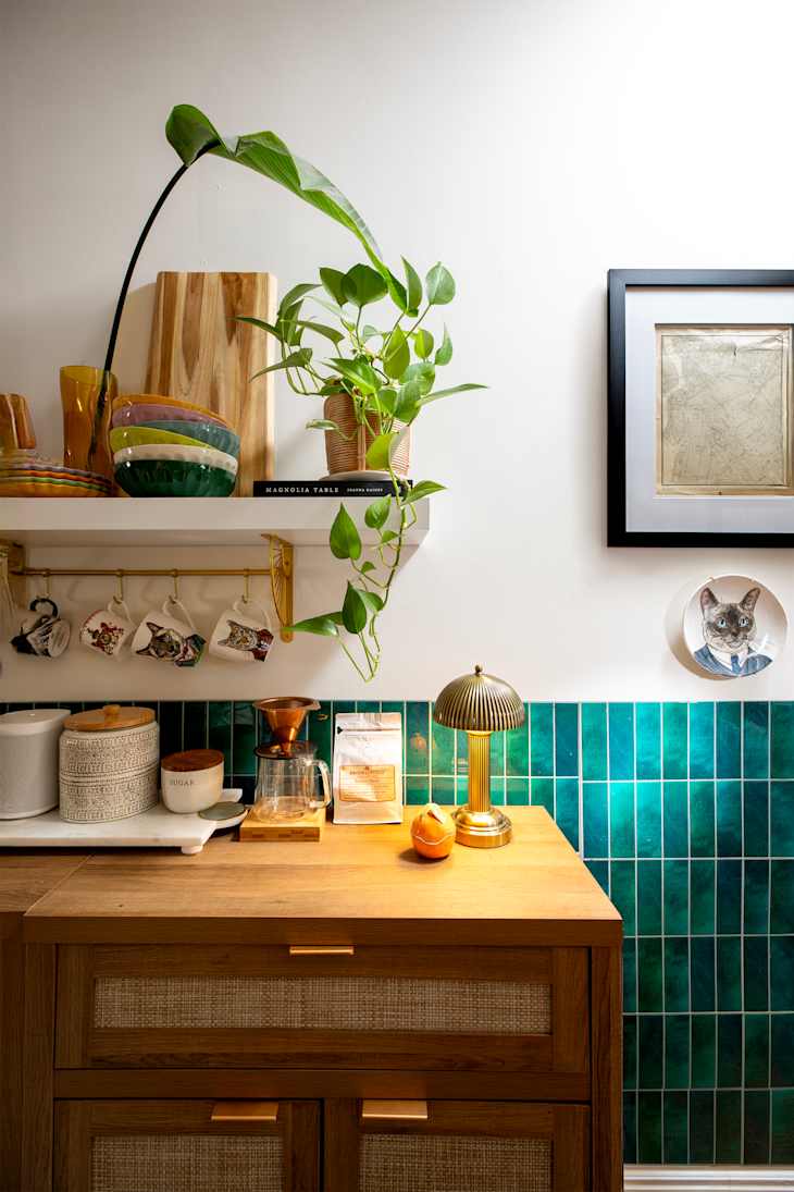 A $750 Kitchen Makeover Keeps the 2000s Cabinets (Stylishly ...