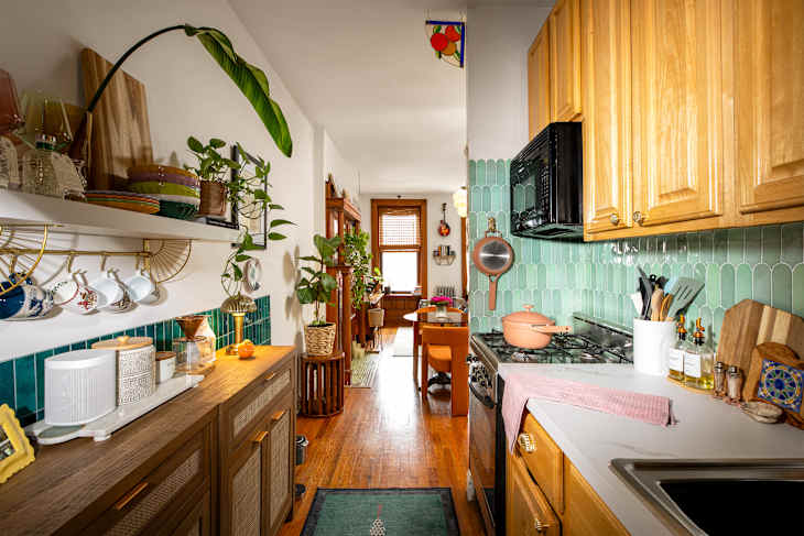 A $750 Kitchen Makeover Keeps the 2000s Cabinets (Stylishly ...