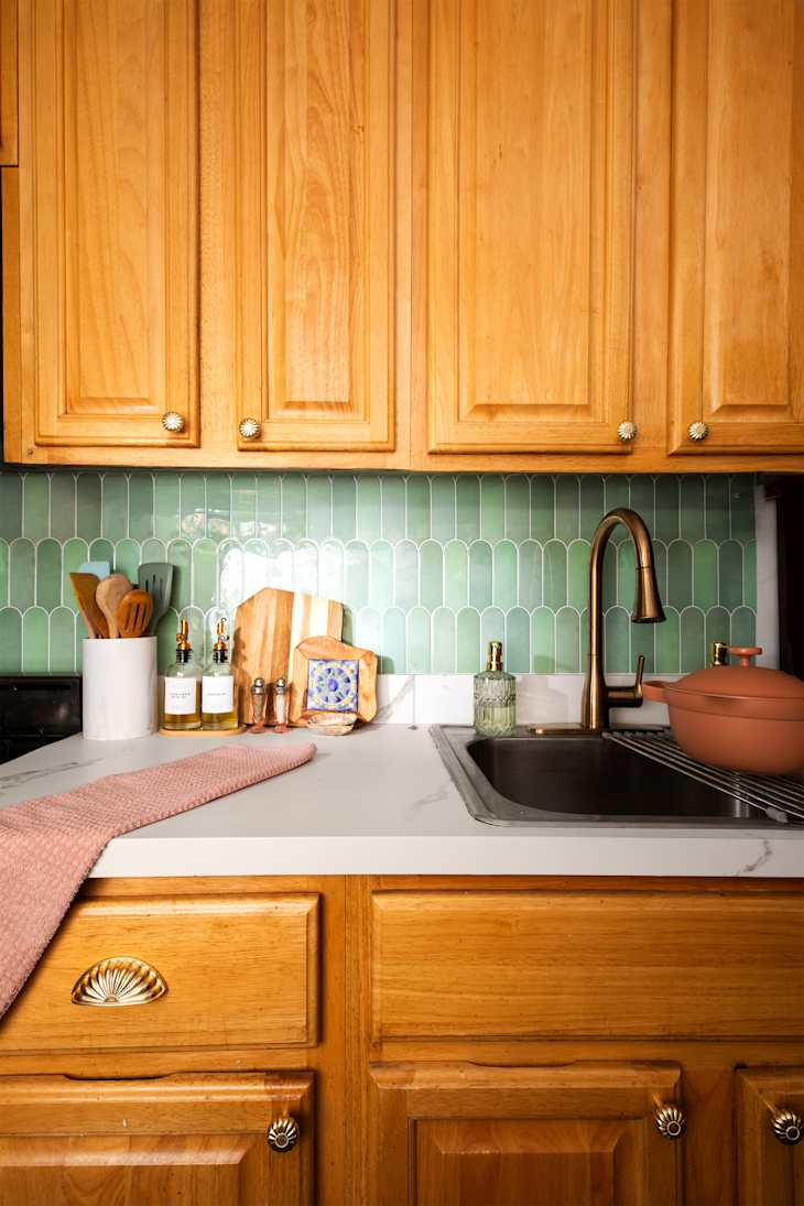 A $750 Kitchen Makeover Keeps the 2000s Cabinets (Stylishly ...