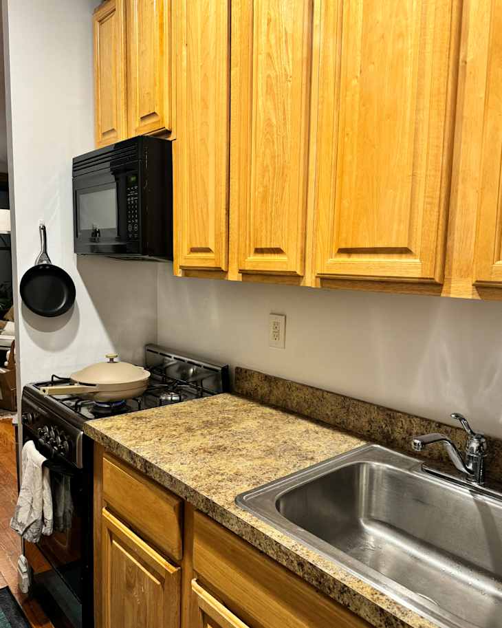 A $750 Kitchen Makeover Keeps the 2000s Cabinets (Stylishly ...