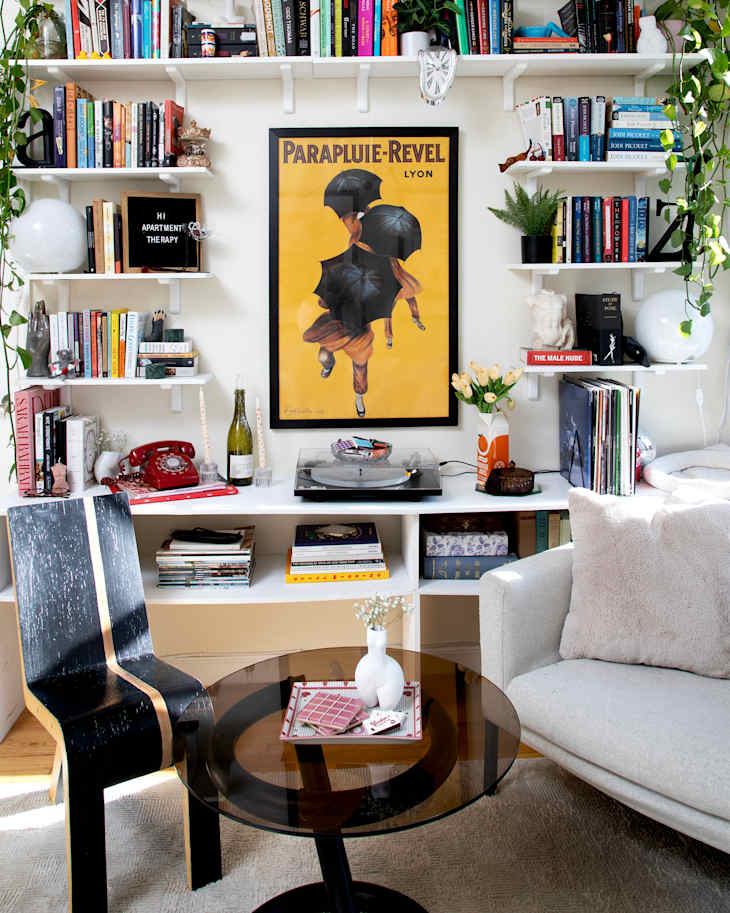 The Bookshelf in This New York City Apartment Is So Gorgeous ...