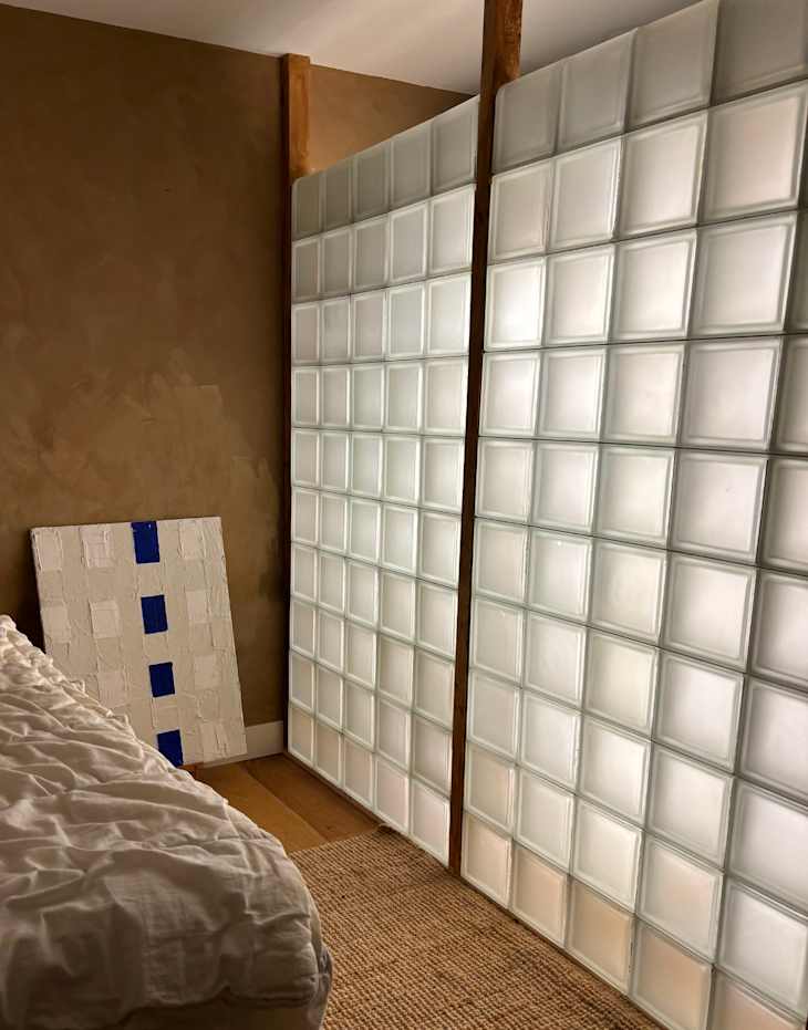 The Glass Brick Wall in This Bedroom Brightens the Space | Apartment ...