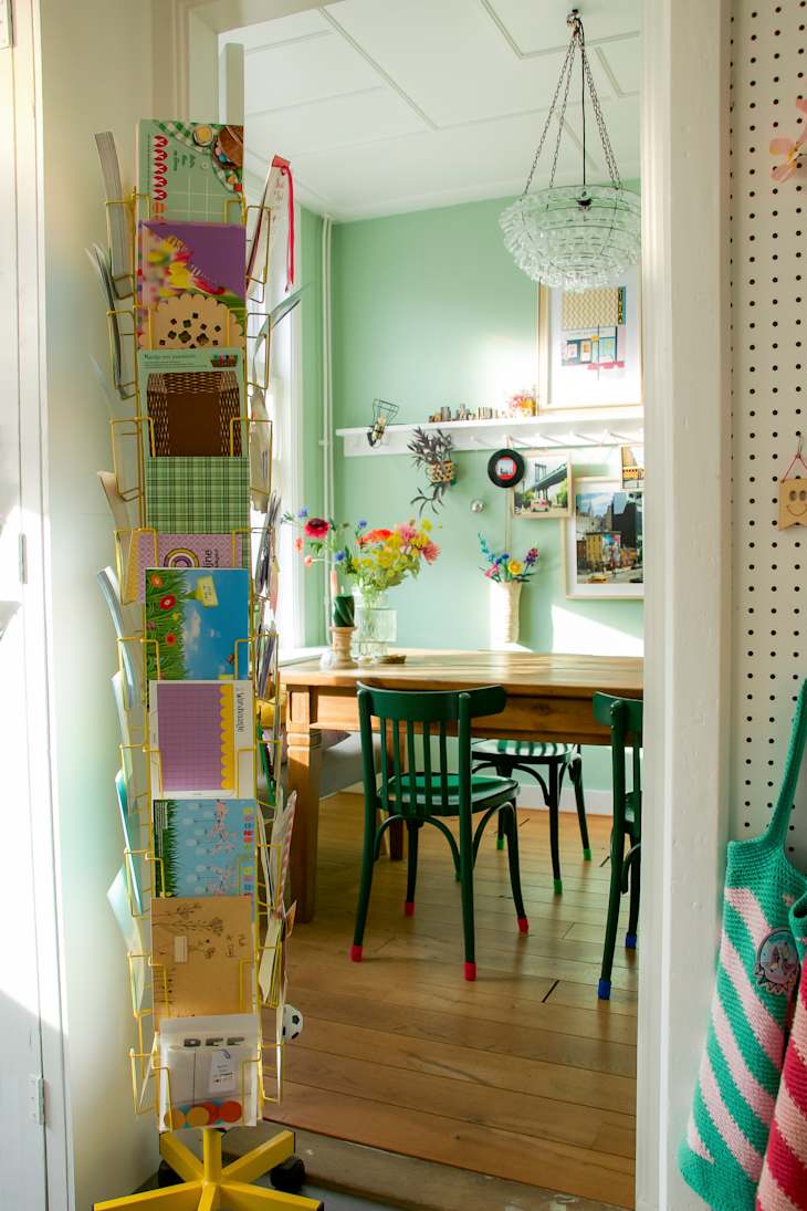 A Wall-Mounted Coat Rack Is the Perfect Photo Display Item | Apartment ...