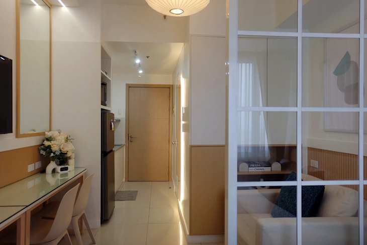 See How a 215-Square-Foot Studio Solves Small-Space Issues | Apartment ...
